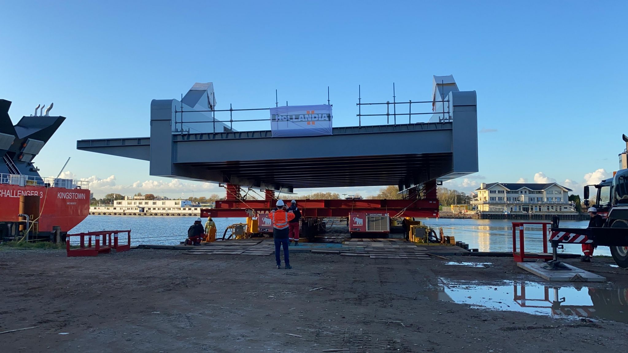 First parts of new Suurhoff bridge transported - Hollandia