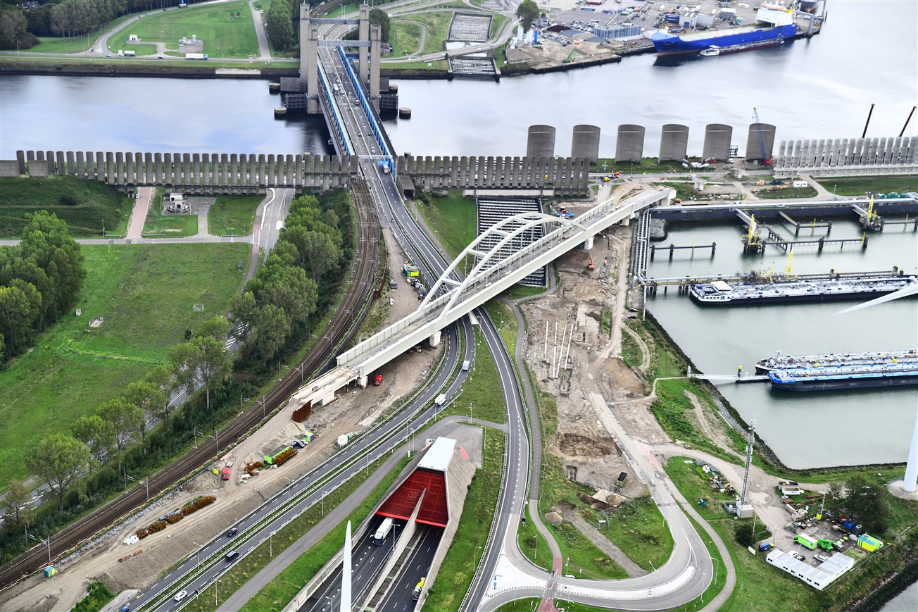 Final trough bridge Theemswegtracé completed by SaVe - Hollandia