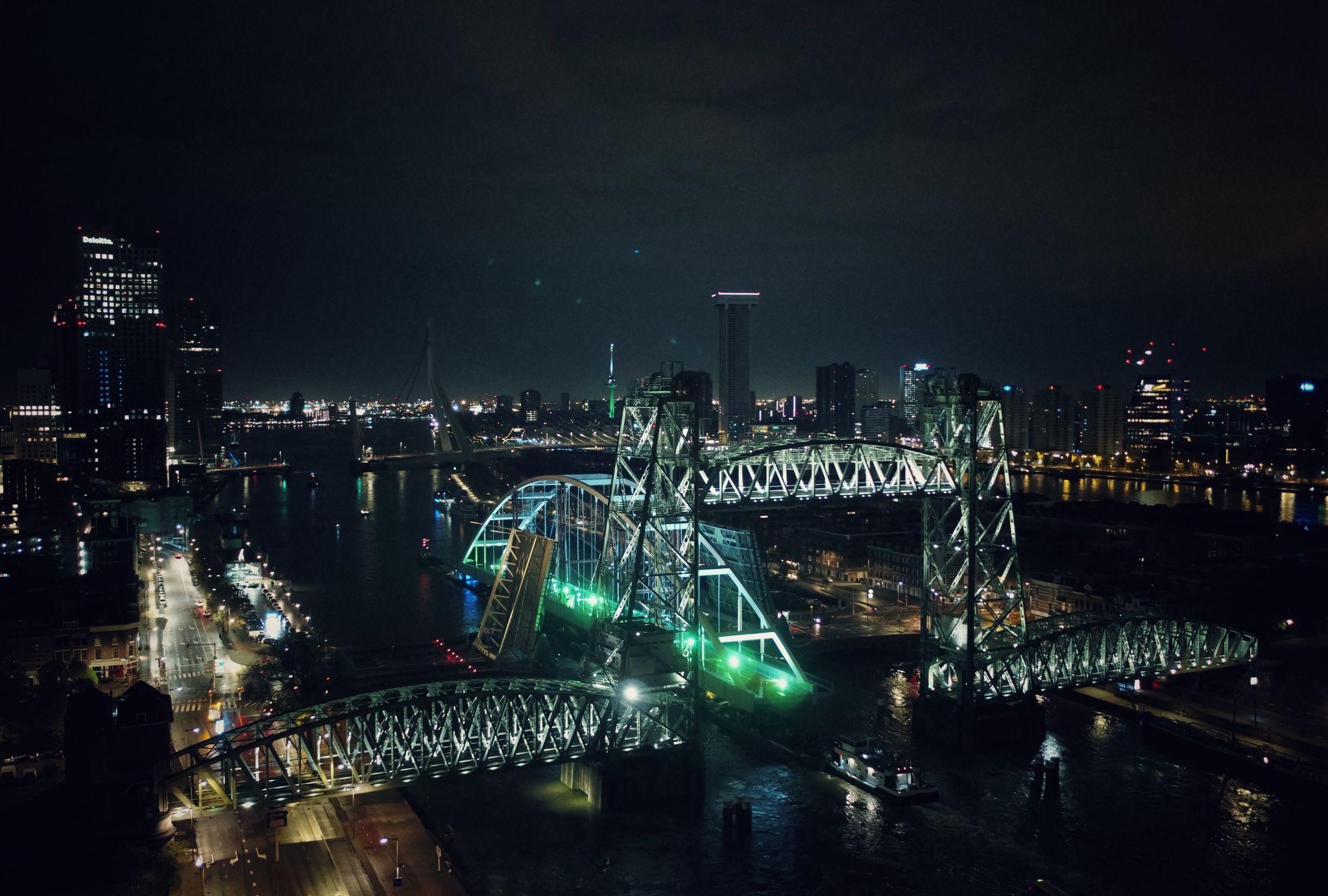 Spectacular transport of Suurhoff bridge through nocturnal Rotterdam ...