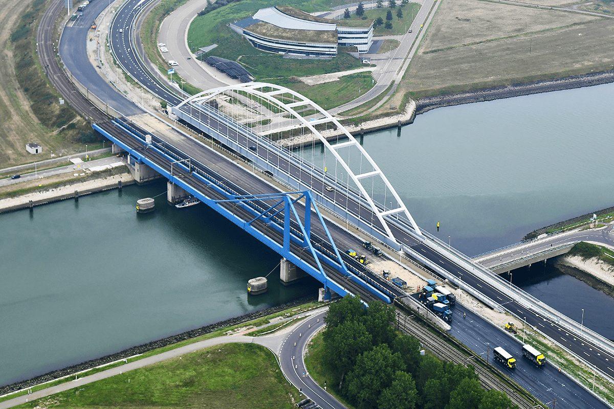 Suurhoffbrug (A15) als eerste brug versterkt met lijm en bouten - Hollandia