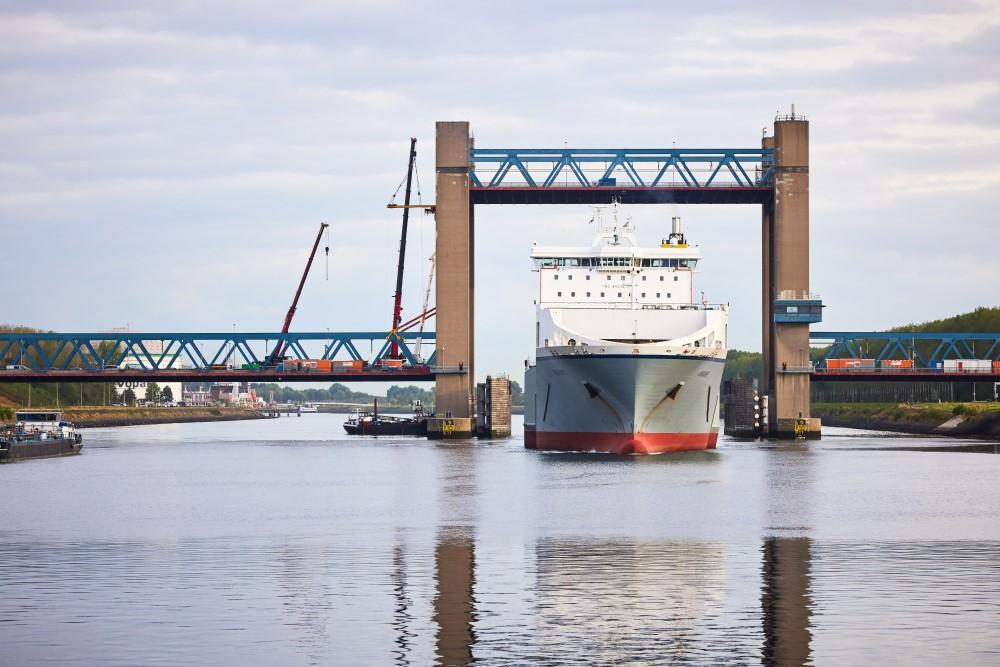 Maintenance work Caland Bridge - Hollandia